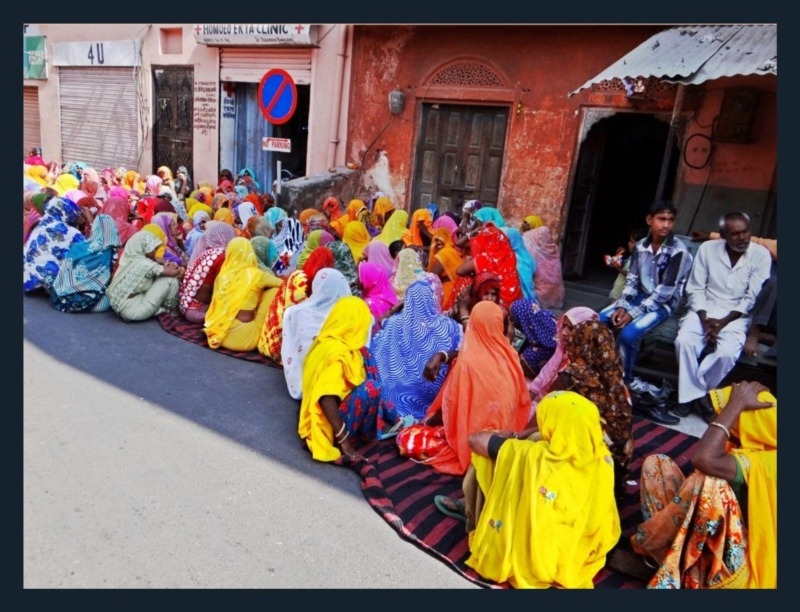 Colourful Rajasthani women sitting on roadside - no idea why ...