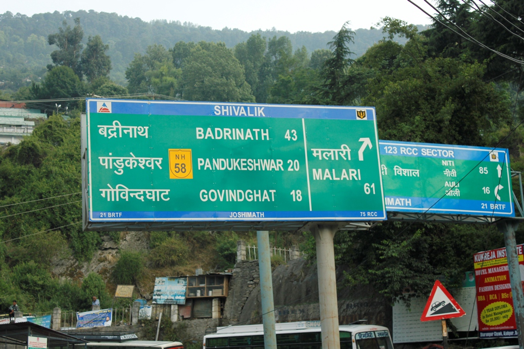 23 At Joshimath bus stand - Ghumakkar - Inspiring travel experiences.